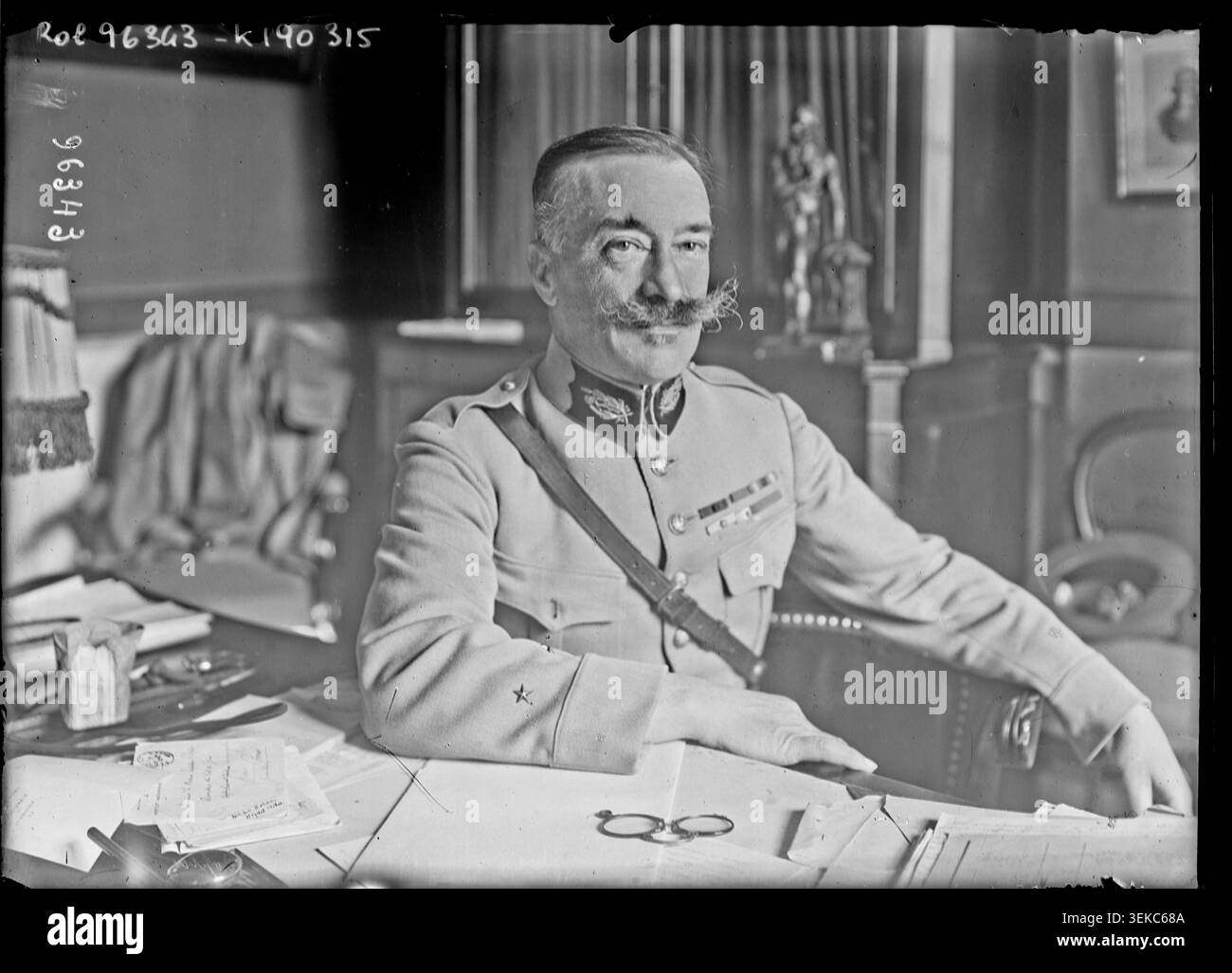 1920s professional headshot france hi-res stock photography and images ...