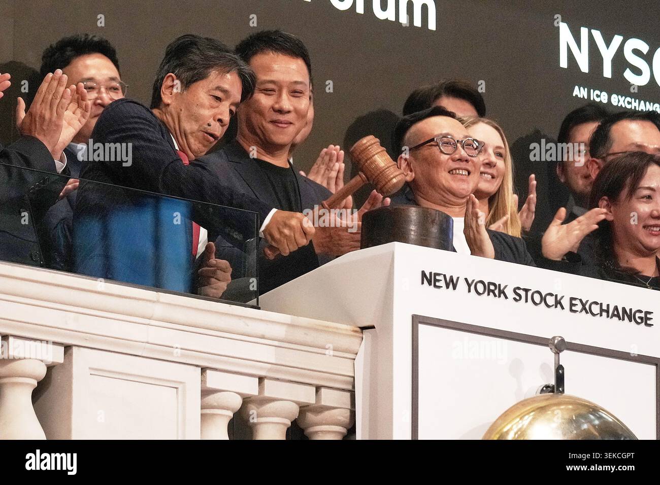 Rakuten Securities Inc. President Yuji Kusunoki gavels trading closed ...