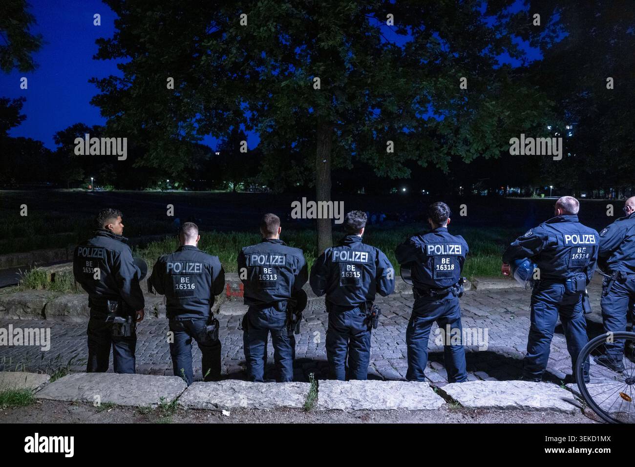 01 June 2026, Berlin: Police officers stand in Görlitzer Park in the ...