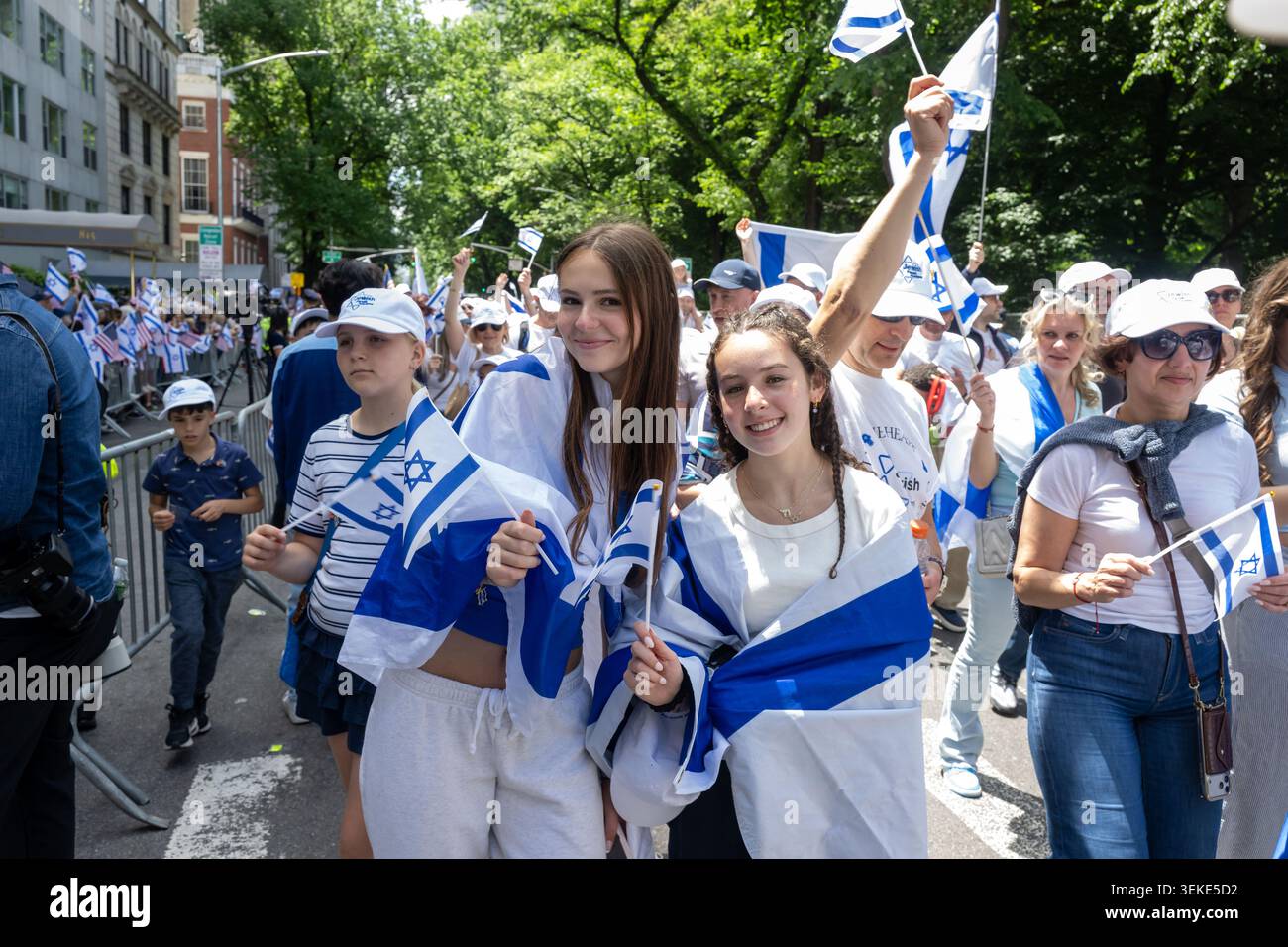 Celebrants march during the Israel Day Parade on Fifth Avenue. (Photo ...