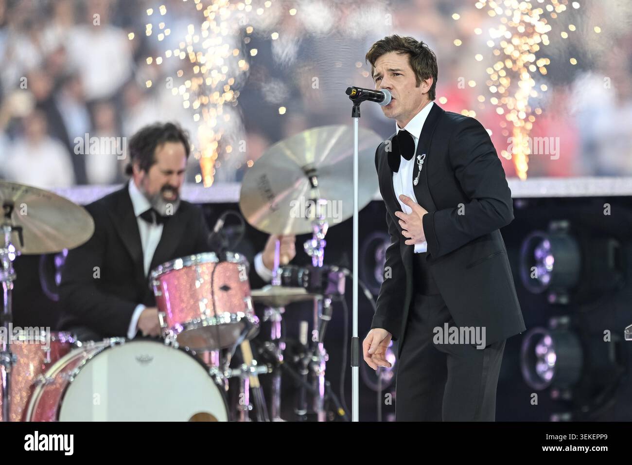 The Killers Sänger Brandon Flowers Looks on during the UEFA Champions ...