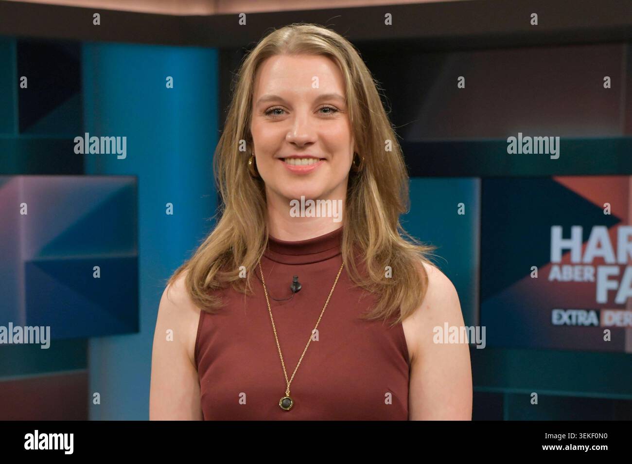 Deborah Krüger in der ARD-Talkshow hart aber fair im Studio Adlershof ...