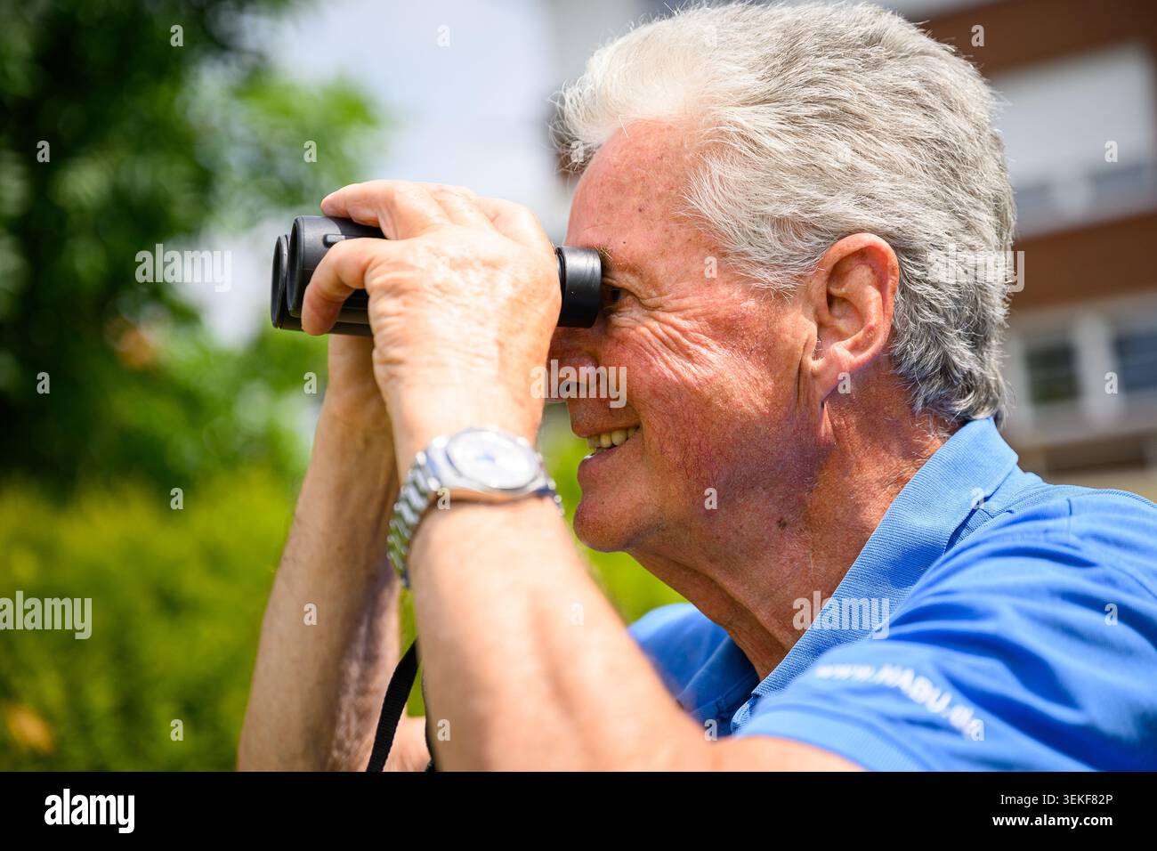 PRODUCTION - 29 May 2026, Hamburg: Hamburg's stork keeper Jürgen Pelch ...