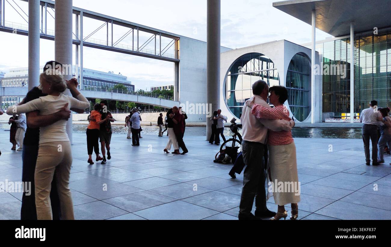 01.06.2026, Berlin - Deutschland. Tanzen an der Spree im ...