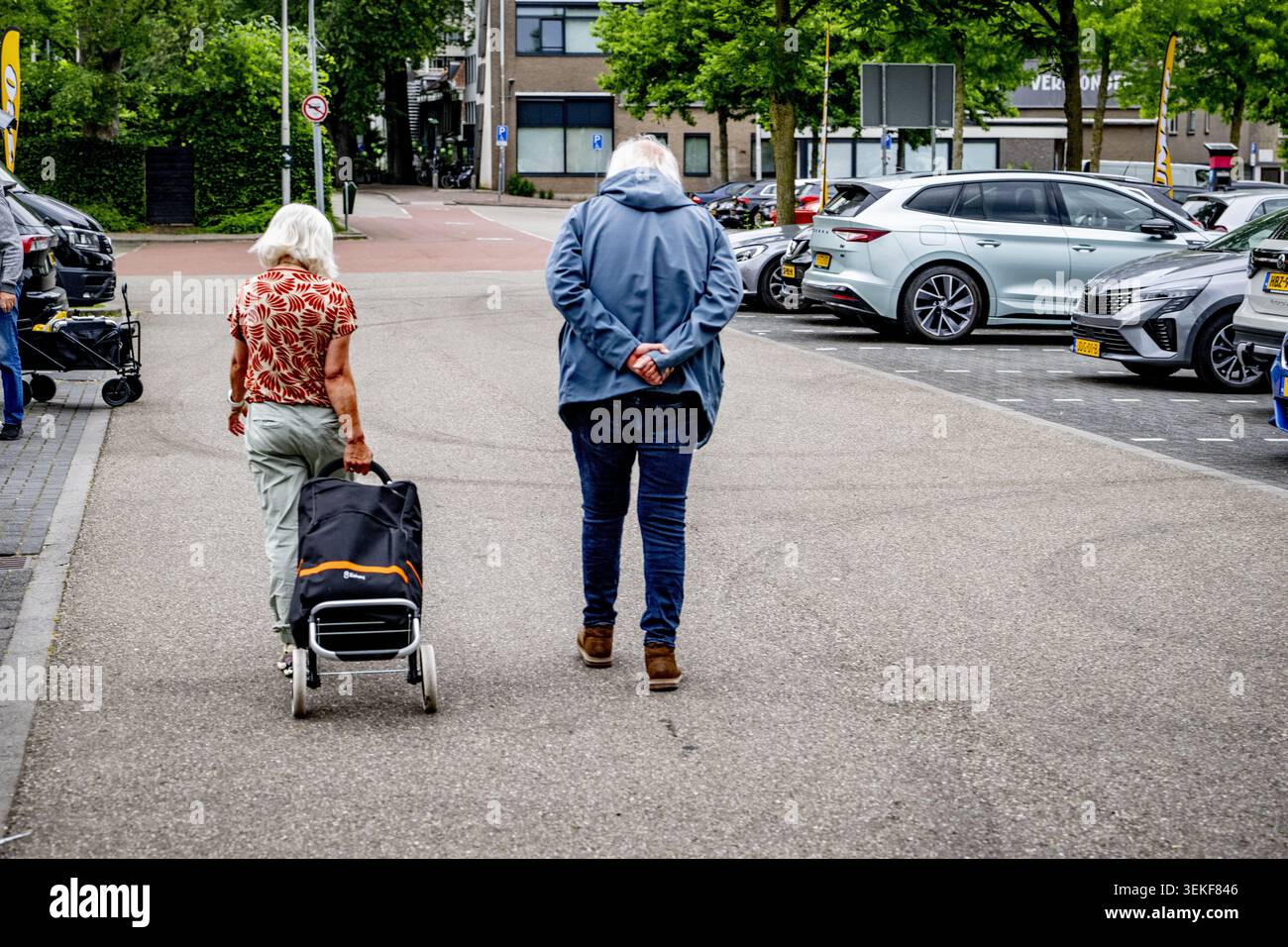 GOUDA - Elderly people walk together in the city ROBIN UTRECHT /ANP ...