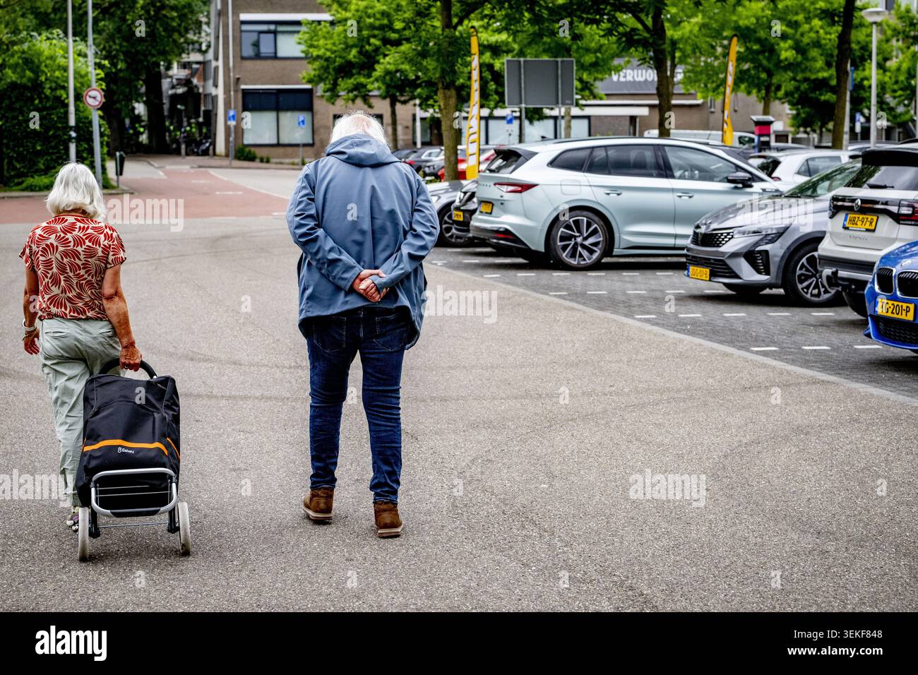 GOUDA - Elderly people walk together in the city ROBIN UTRECHT /ANP ...