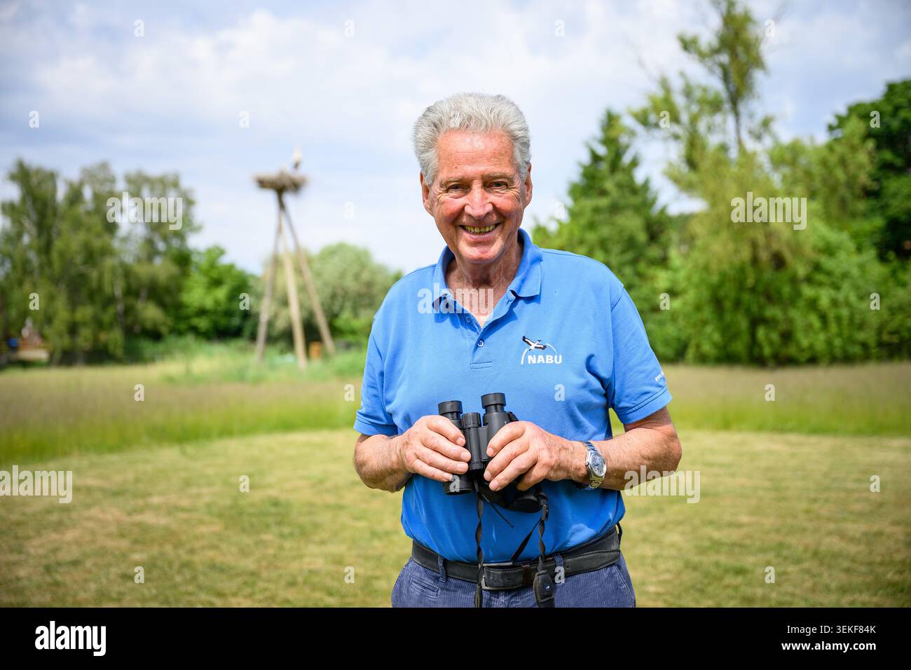 PRODUCTION - 29 May 2026, Hamburg: Hamburg's stork keeper Jürgen Pelch ...
