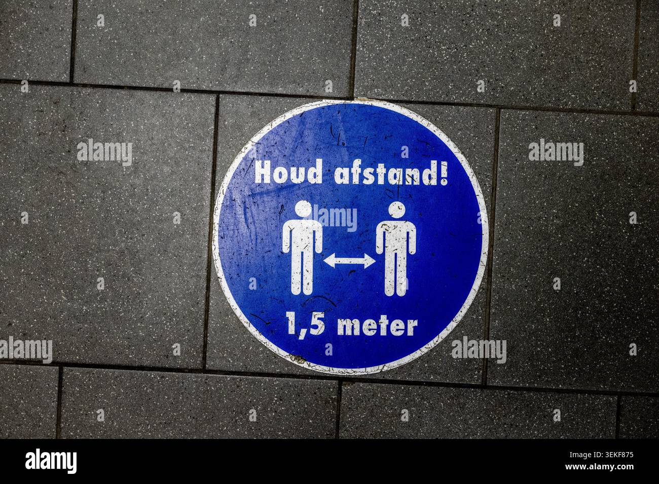 GOUDA - Old corona sticker keep a distance of 1.5 meters ROBIN UTRECHT ...