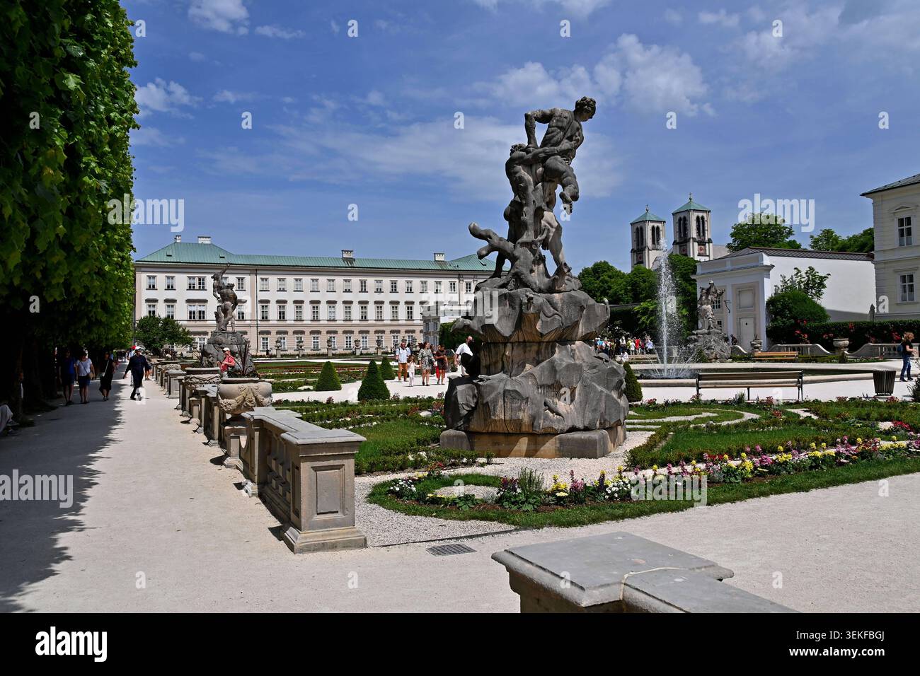 Lebendiges Salzburg: Blick auf Schloss Mirabell mit Hercules Statue ...