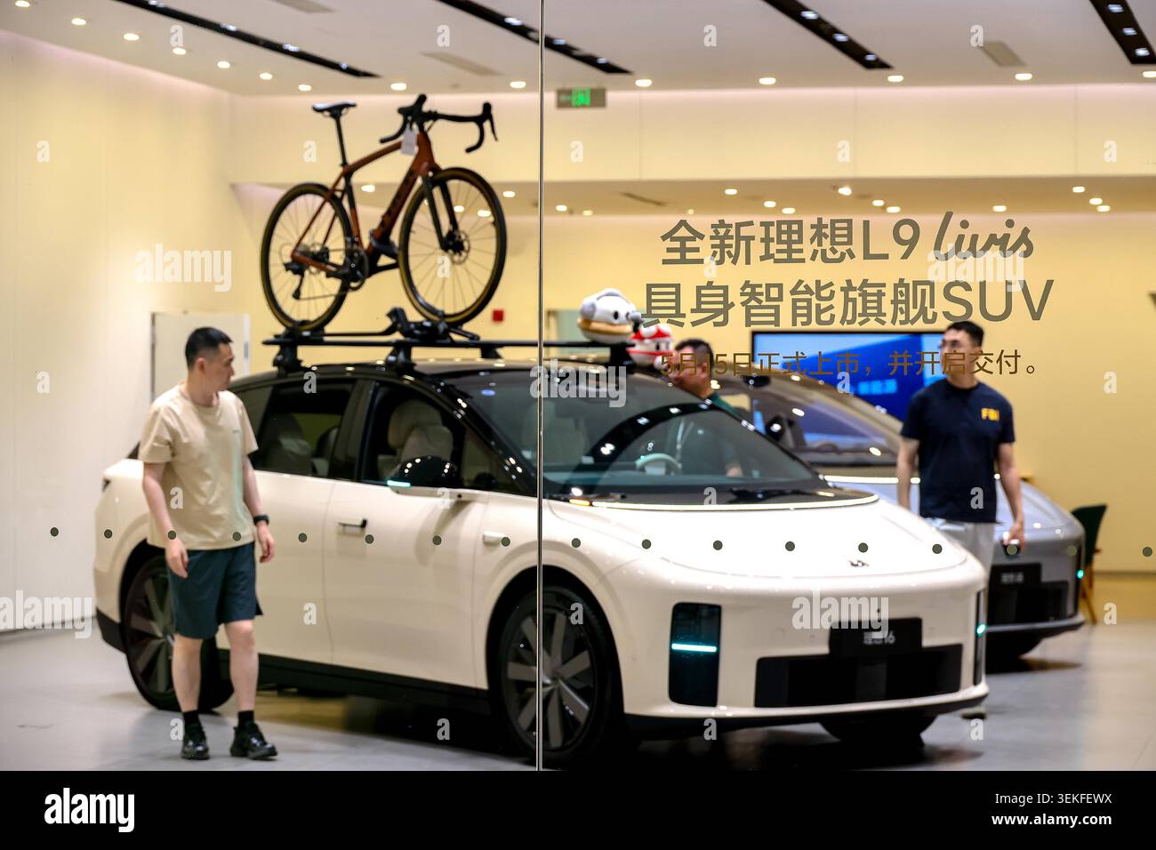 A customer test-drives an Ideal i6 new energy vehicle at a shopping ...