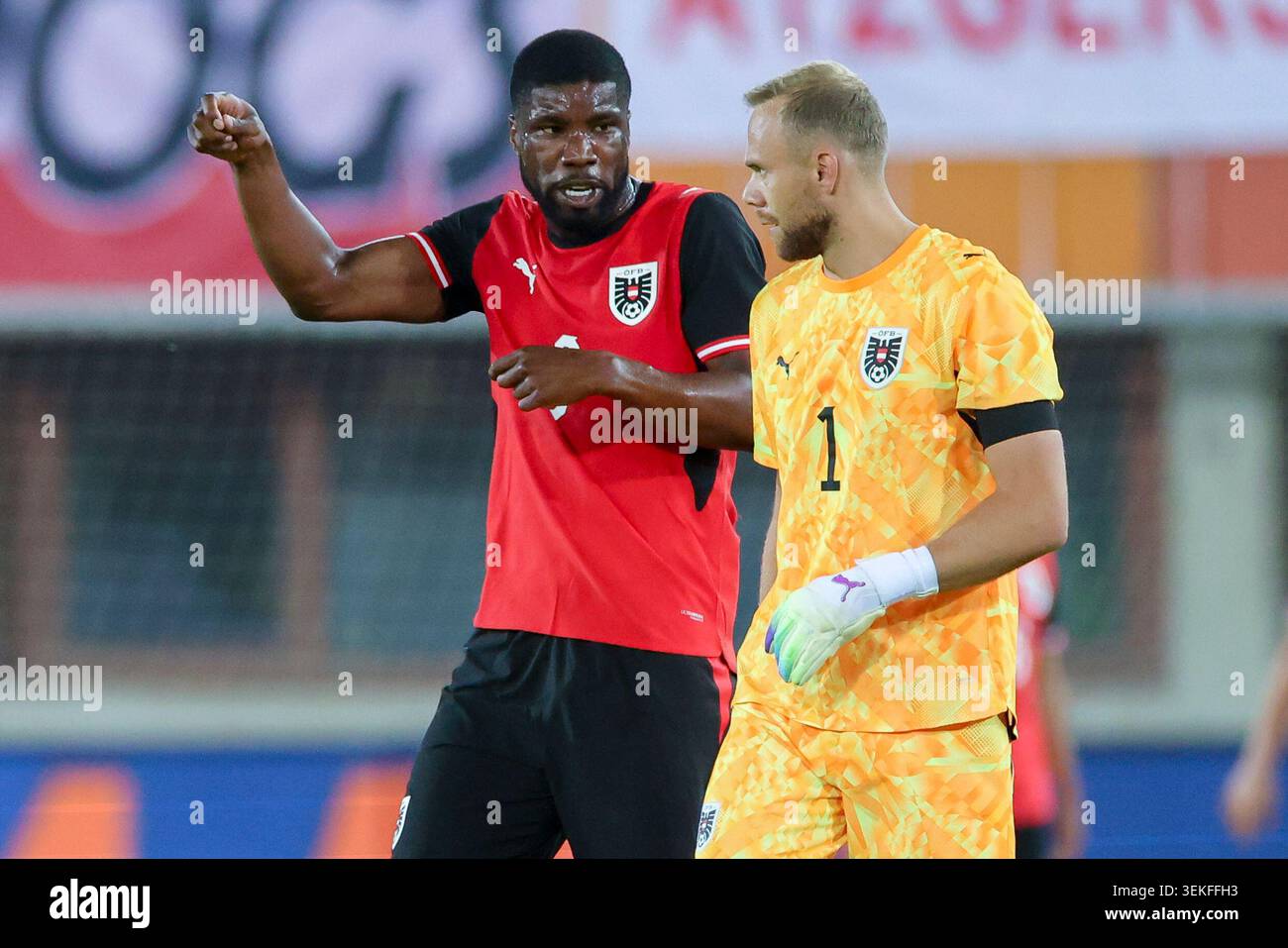Kevin Danso (Austria) und Torhueter Alexander Schlager (Austria ...