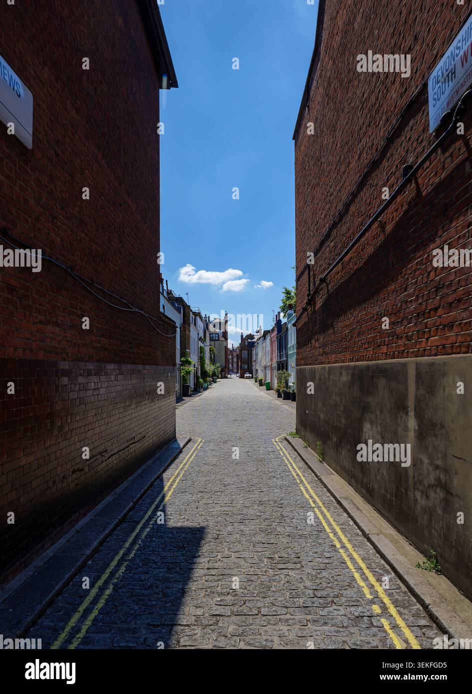 London - 07 10 2022: Devonshire Mews South narrow brick passage. Narrow ...