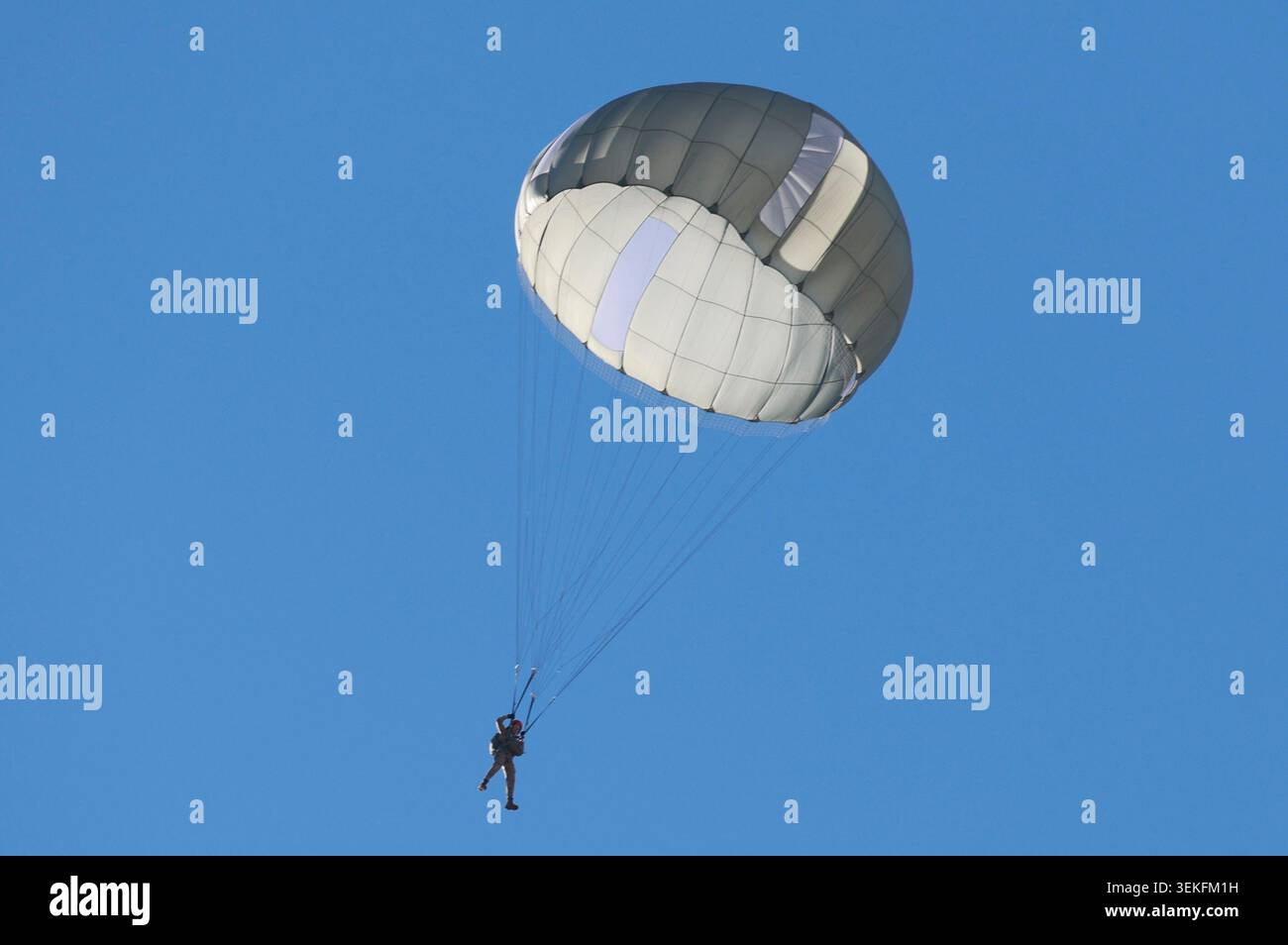 First parachute jump of Princess Leonor at the Alcantarilla Air Base ...