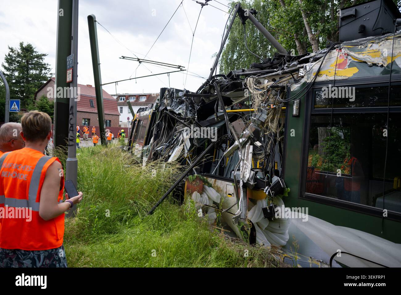 02 June 2026, Berlin: A streetcar derailed in Neu Hohenschönhausen ...