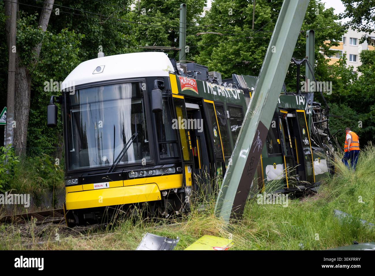 02 June 2026, Berlin: A streetcar derailed in Neu Hohenschönhausen ...