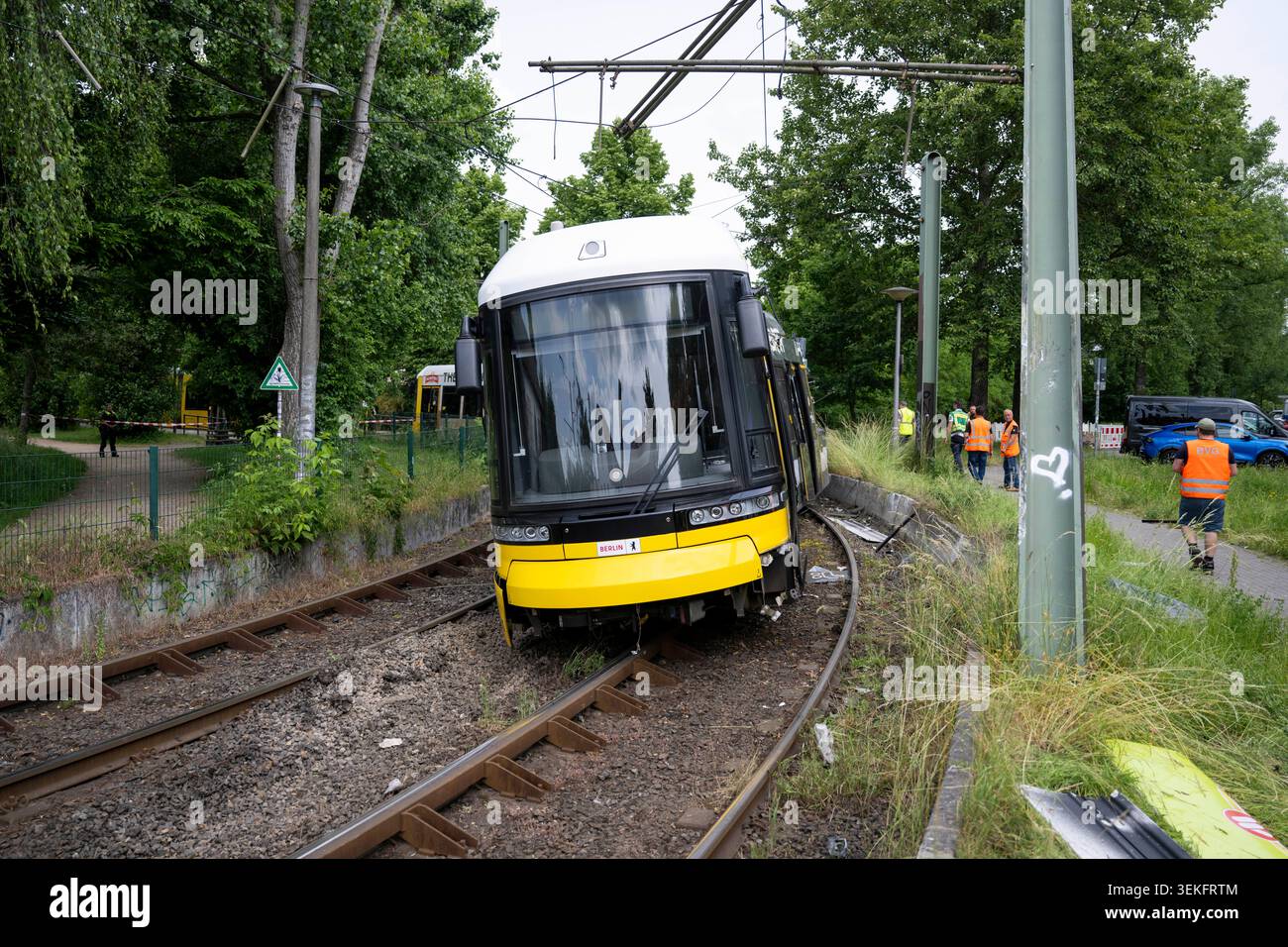 02 June 2026, Berlin: A streetcar derailed in Neu Hohenschönhausen ...