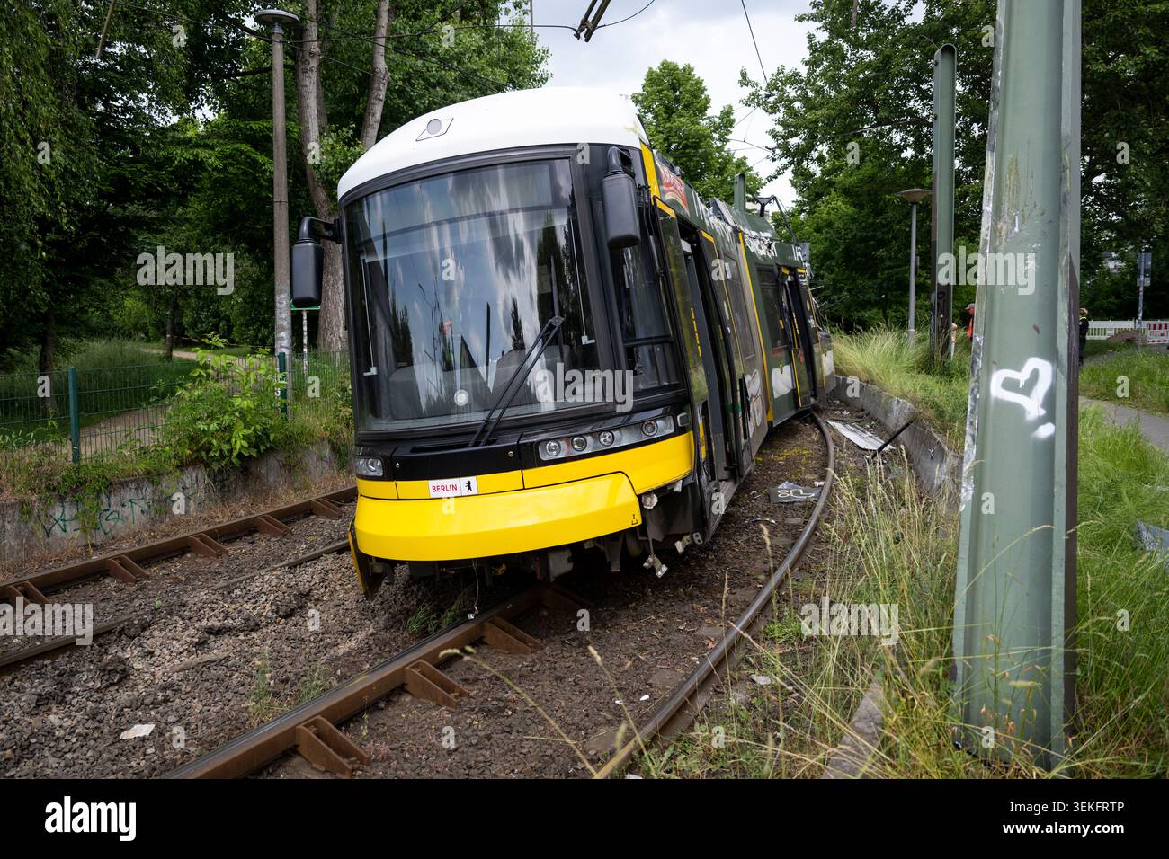 02 June 2026, Berlin: A streetcar derailed in Neu Hohenschönhausen ...
