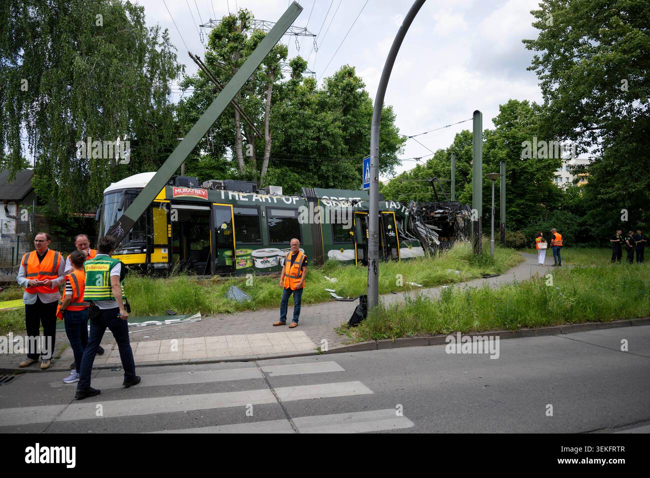 02 June 2026, Berlin: A streetcar derailed in Neu Hohenschönhausen ...