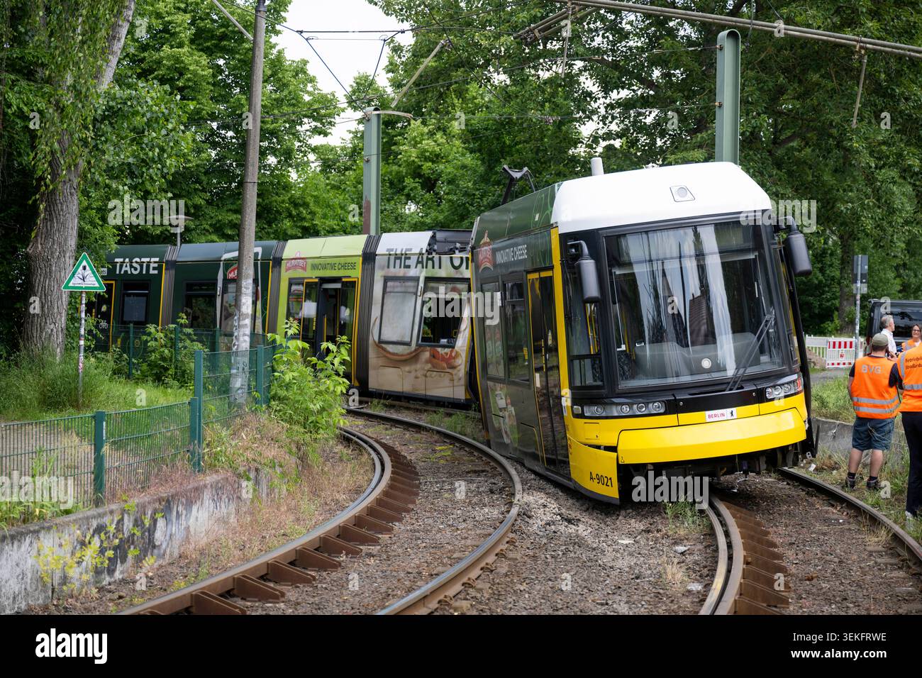 02 June 2026, Berlin: A streetcar derailed in Neu Hohenschönhausen ...