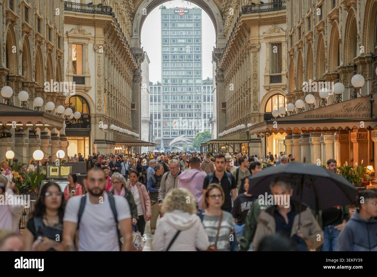 IPA85258515 - MILAN, 2/06/2026 - Tourists flock to the Galleria ...