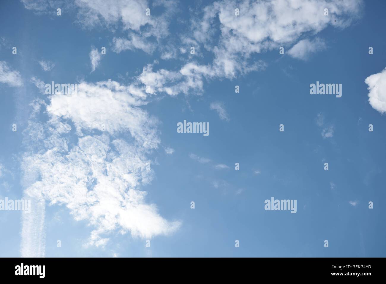 Himmel 01.06.2026, Ostramondra, Wolkenformationen am blauen Himmel ...