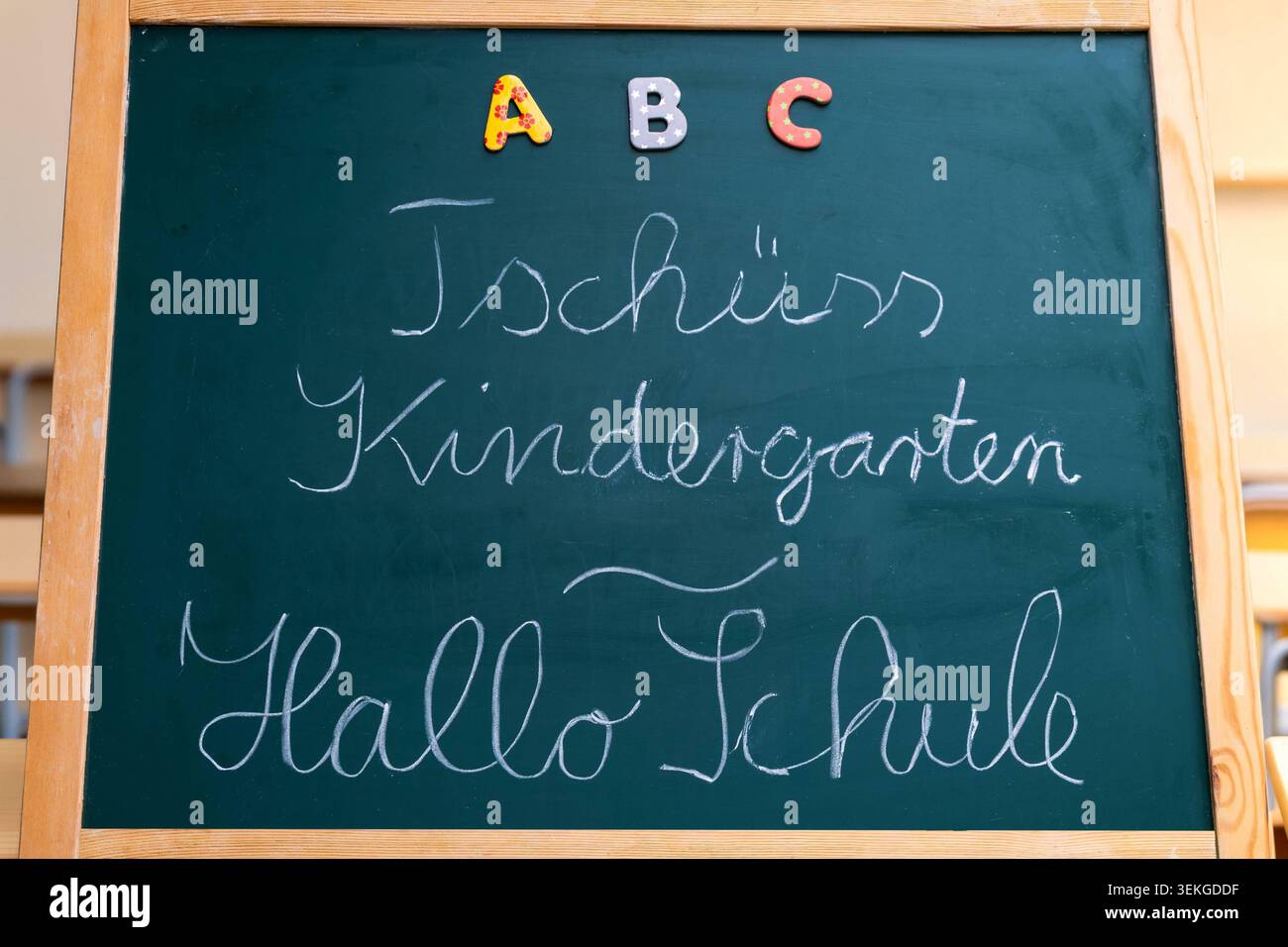 Auf einer Schultafel steht TSCHÜSS KINDERGARTEN HALLO SCHULE Symbolbild ...