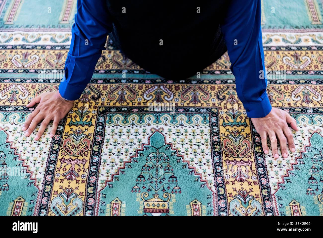 PRODUCTION - 27 May 2026, Berlin: A believer prays on a prayer mat ...