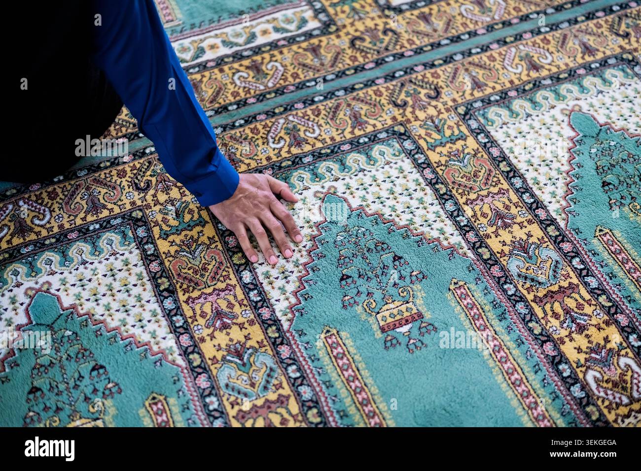 PRODUCTION - 27 May 2026, Berlin: A believer prays on a prayer mat ...