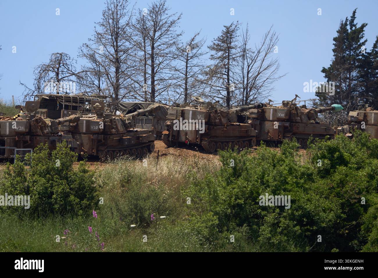 Israeli troops gather on the border with Lebanon in northern Israel ...