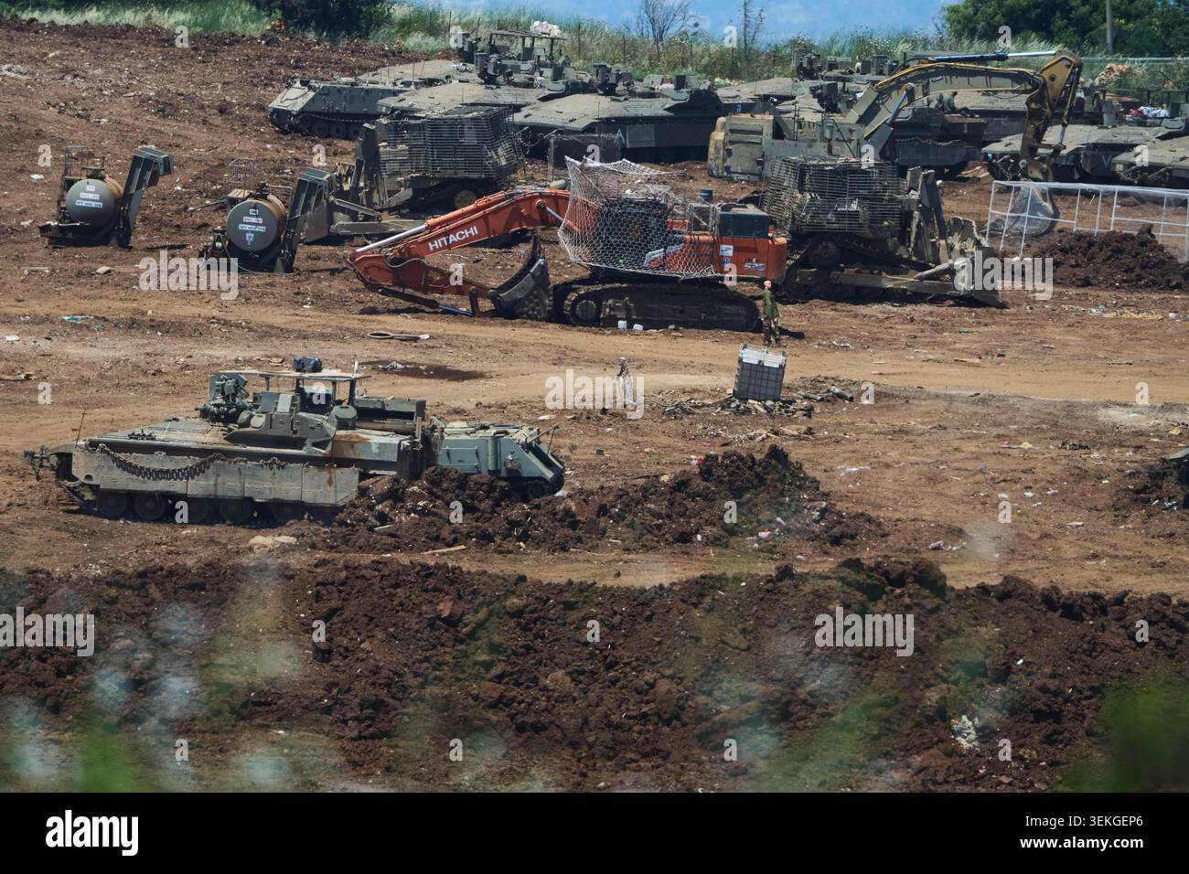 Israeli troops gather on the border with Lebanon in northern Israel ...