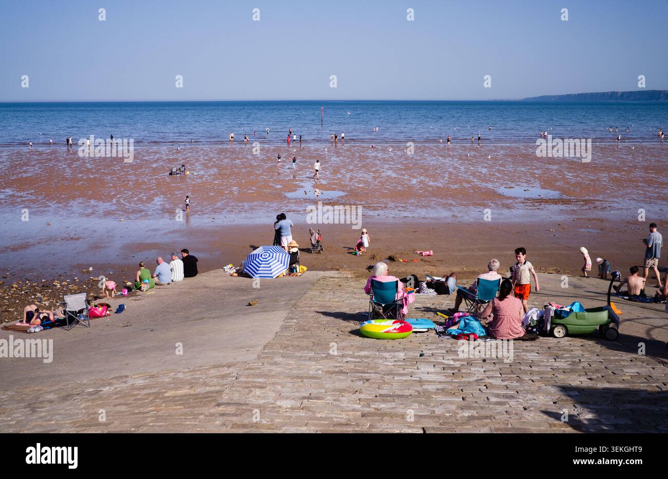 Filey beach on a bank holiday Mondy Stock Photo - Alamy