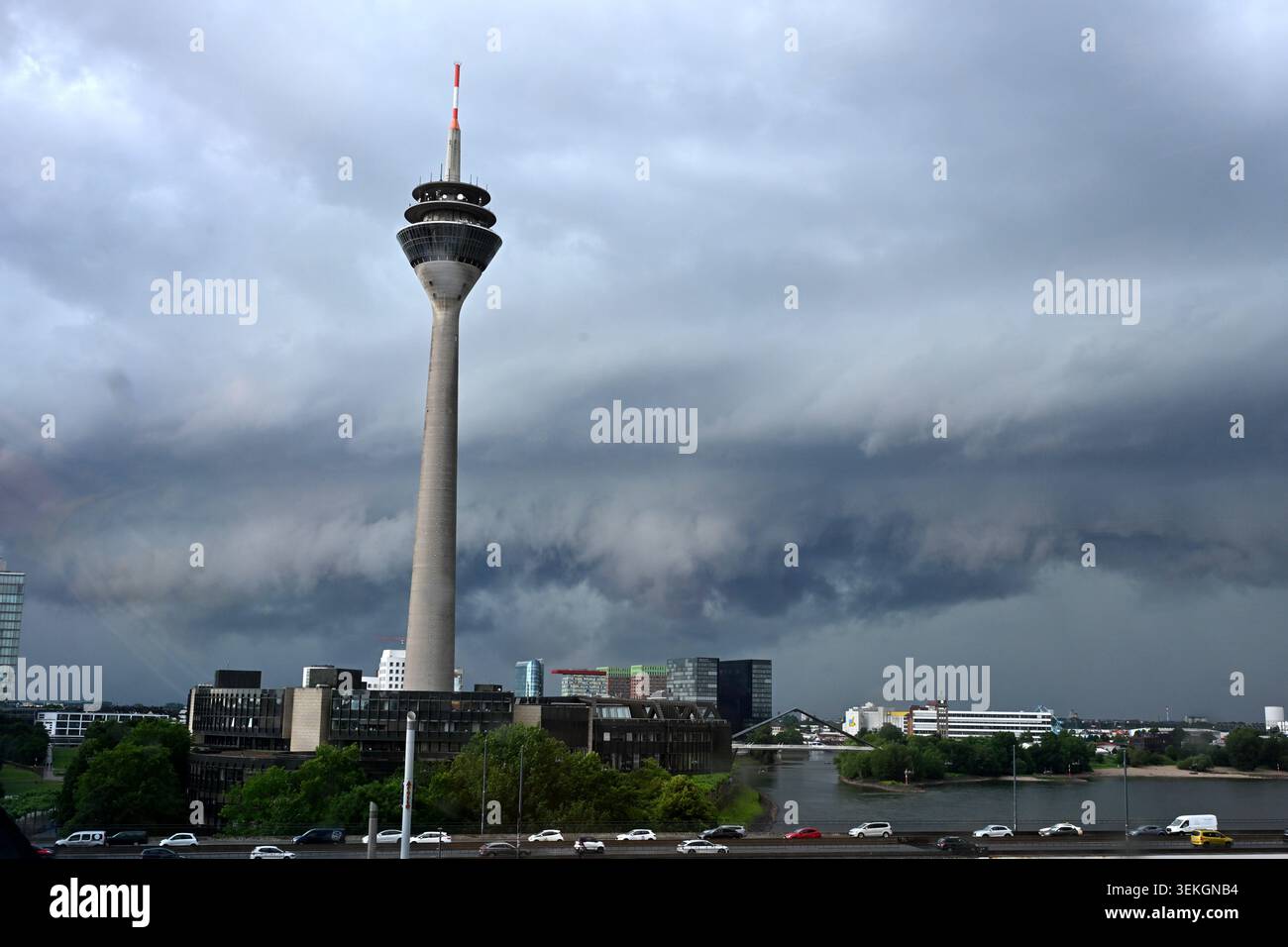 02 June 2026, North Rhine-Westphalia, Duesseldorf: Storm clouds can be ...