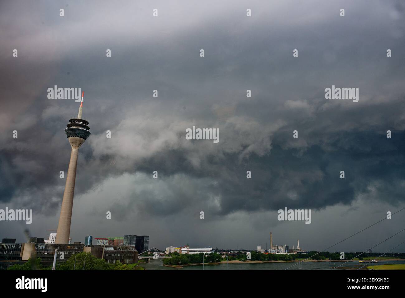 02 June 2026, North Rhine-Westphalia, Duesseldorf: Storm clouds can be ...