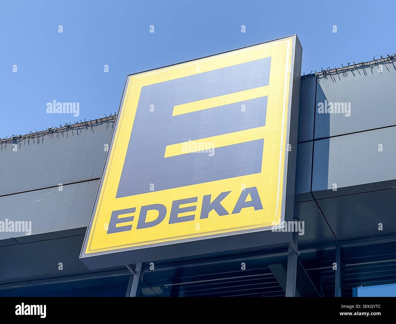 Das EDEKA-Logo prangt an der Fassade eines Supermarktes unter einem ...