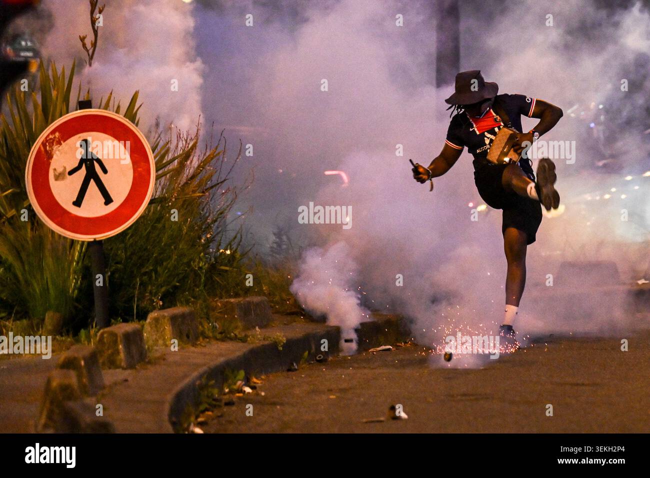 Clashes between PSG supporters and the police following PSG’s victory ...