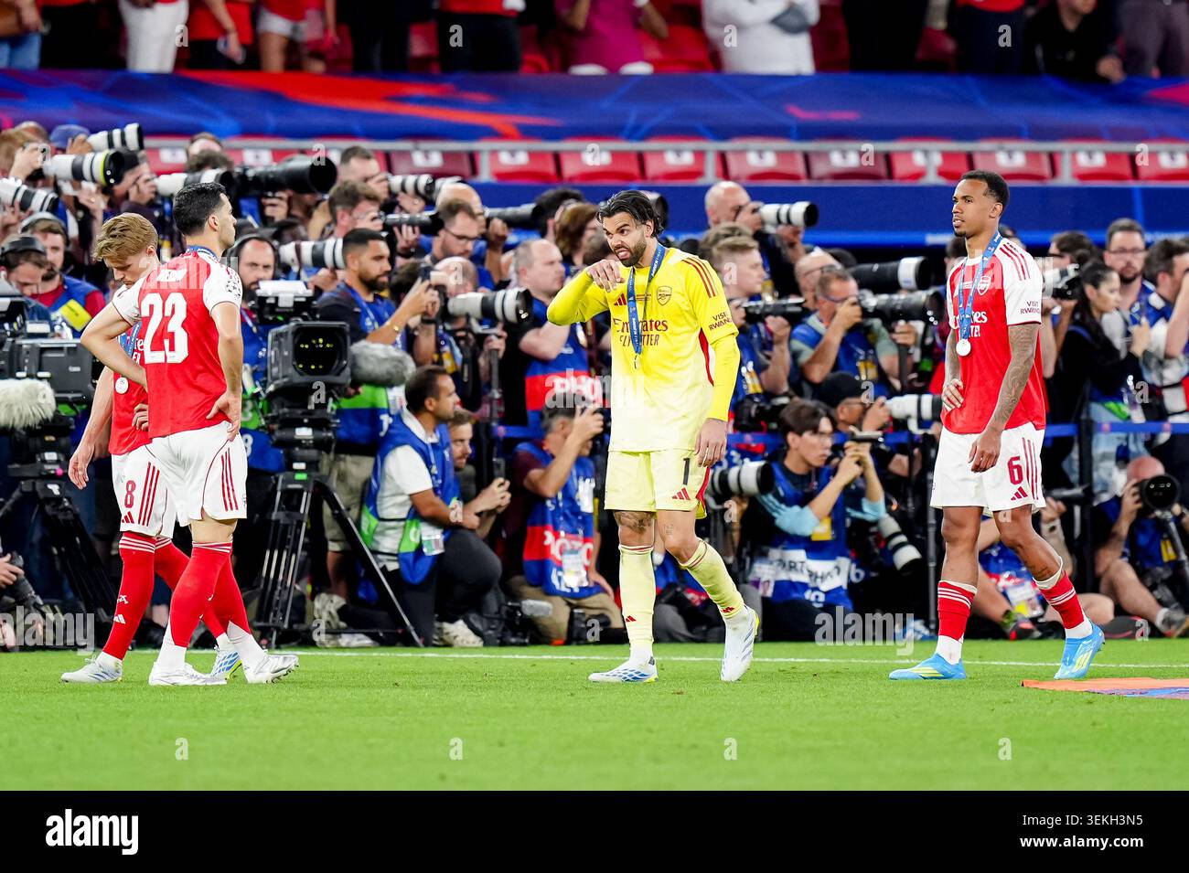 David Raya of Arsenal FC and Gabriel look dejected at the end of the ...
