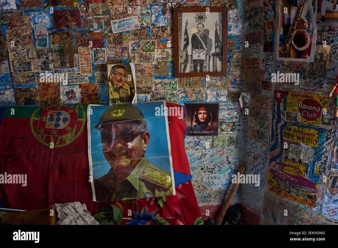 Images of Raul Castro, Che Guevara and Jose Marti decorate a wall in a ...