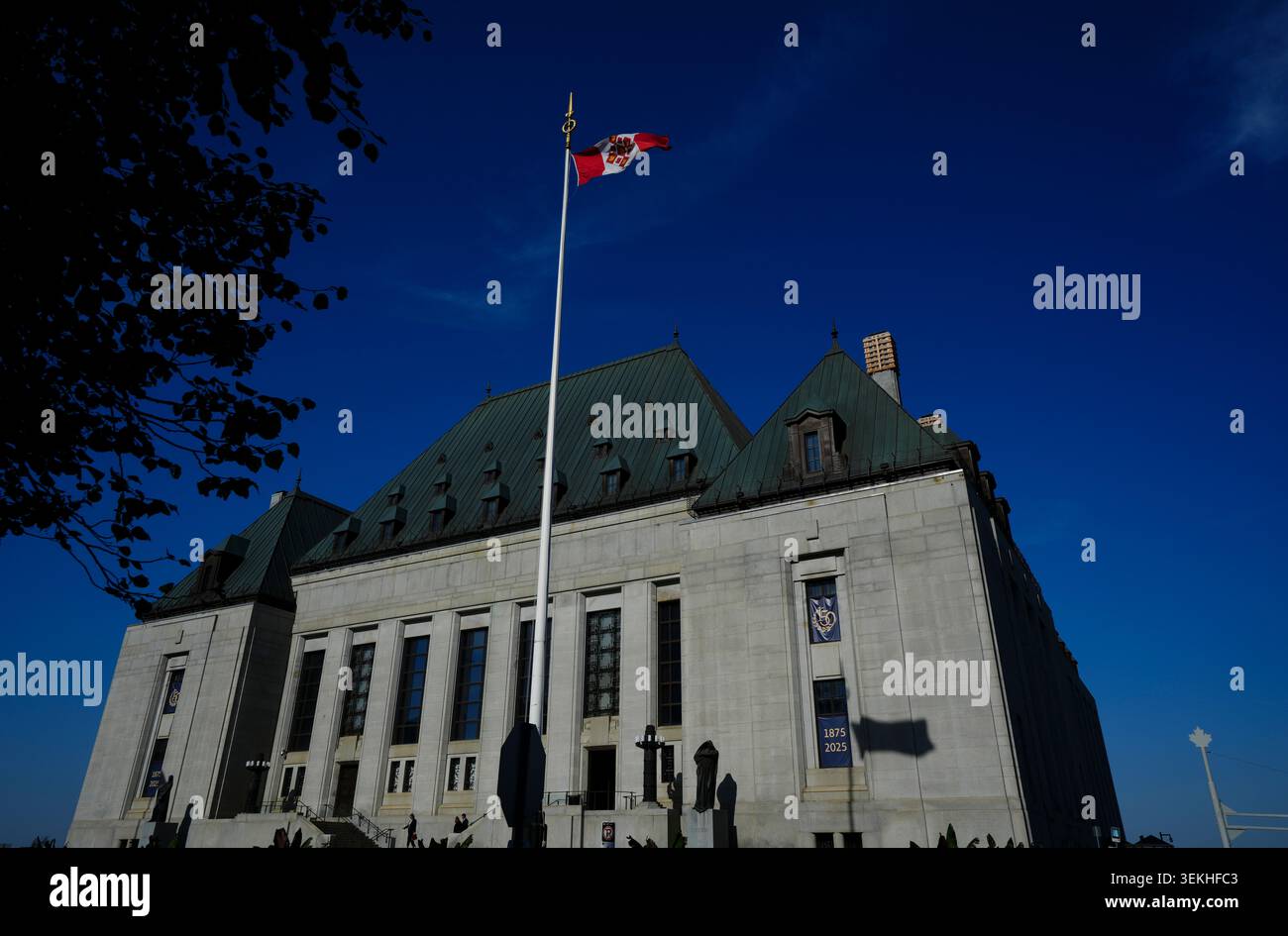 Le drapeau de la Cour suprême du Canada est photographié devant le ...