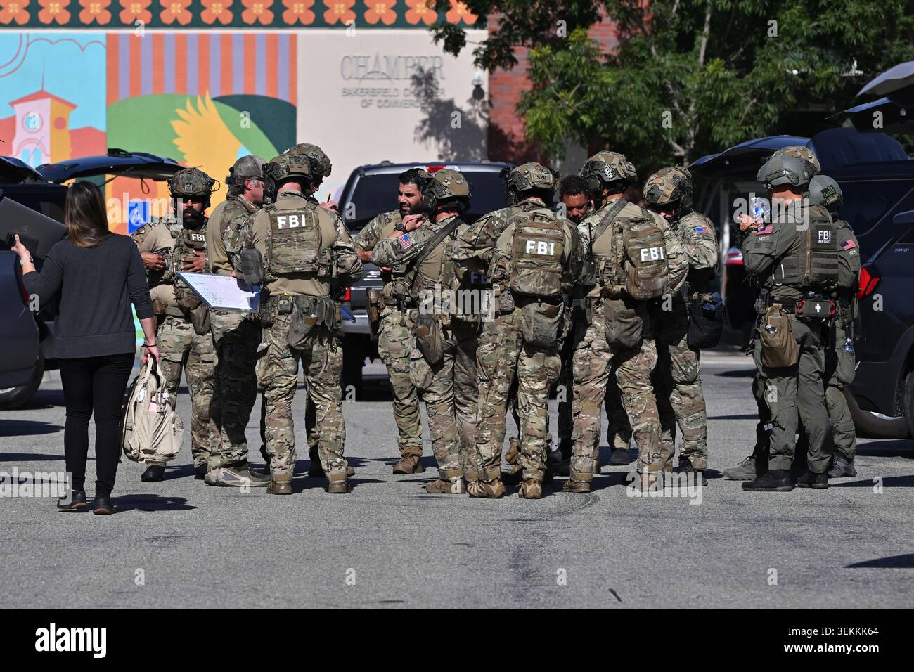 FBI agents respond after a man barricaded himself inside a bank Tuesday ...