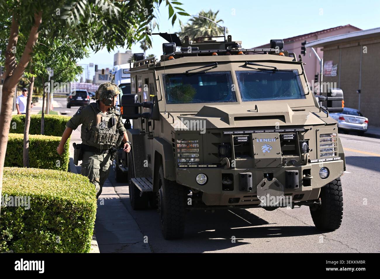 An FBI officer responds after a man barricaded himself inside a bank ...