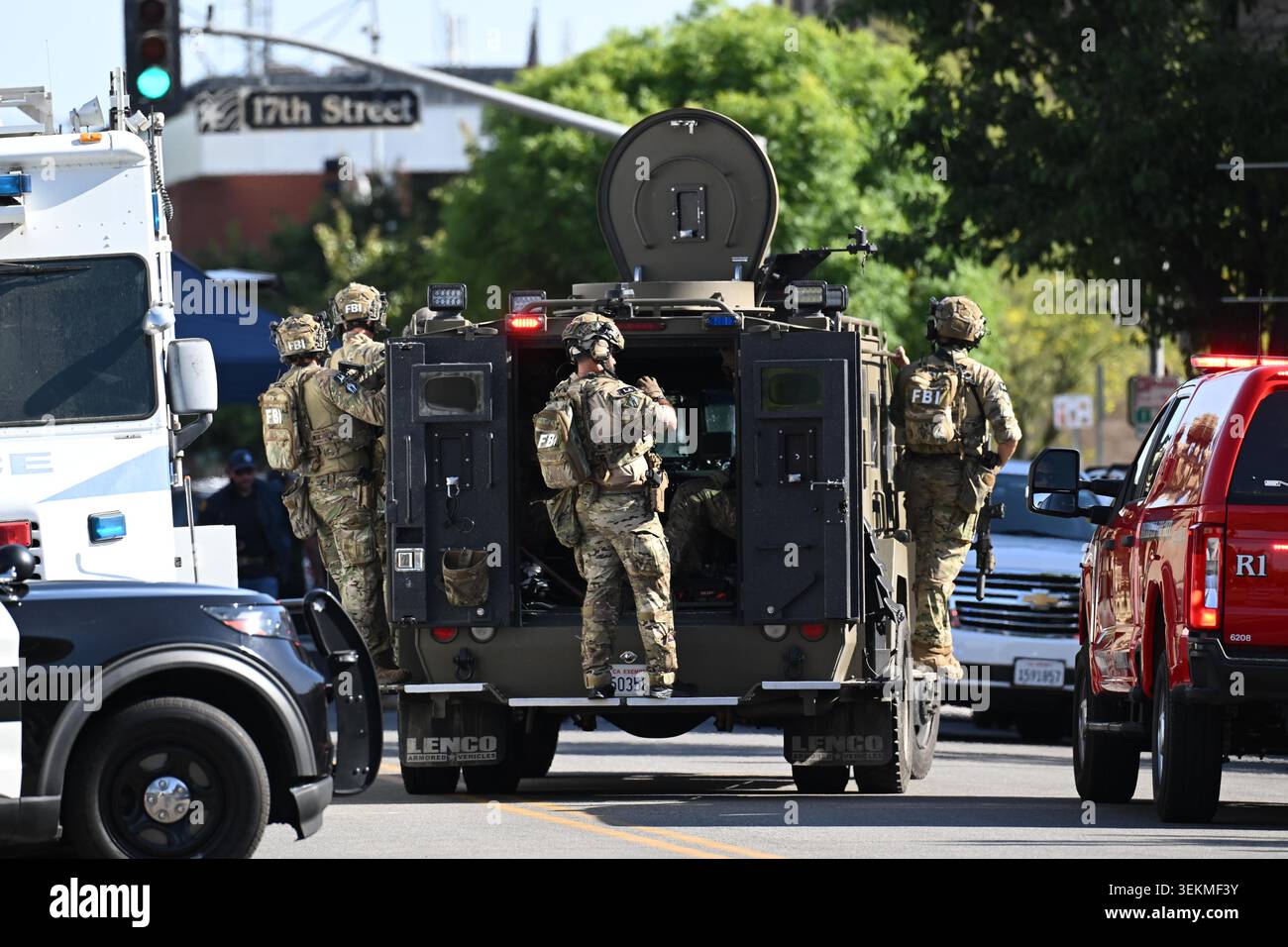 FBI agents respond after a man barricaded himself inside a building ...