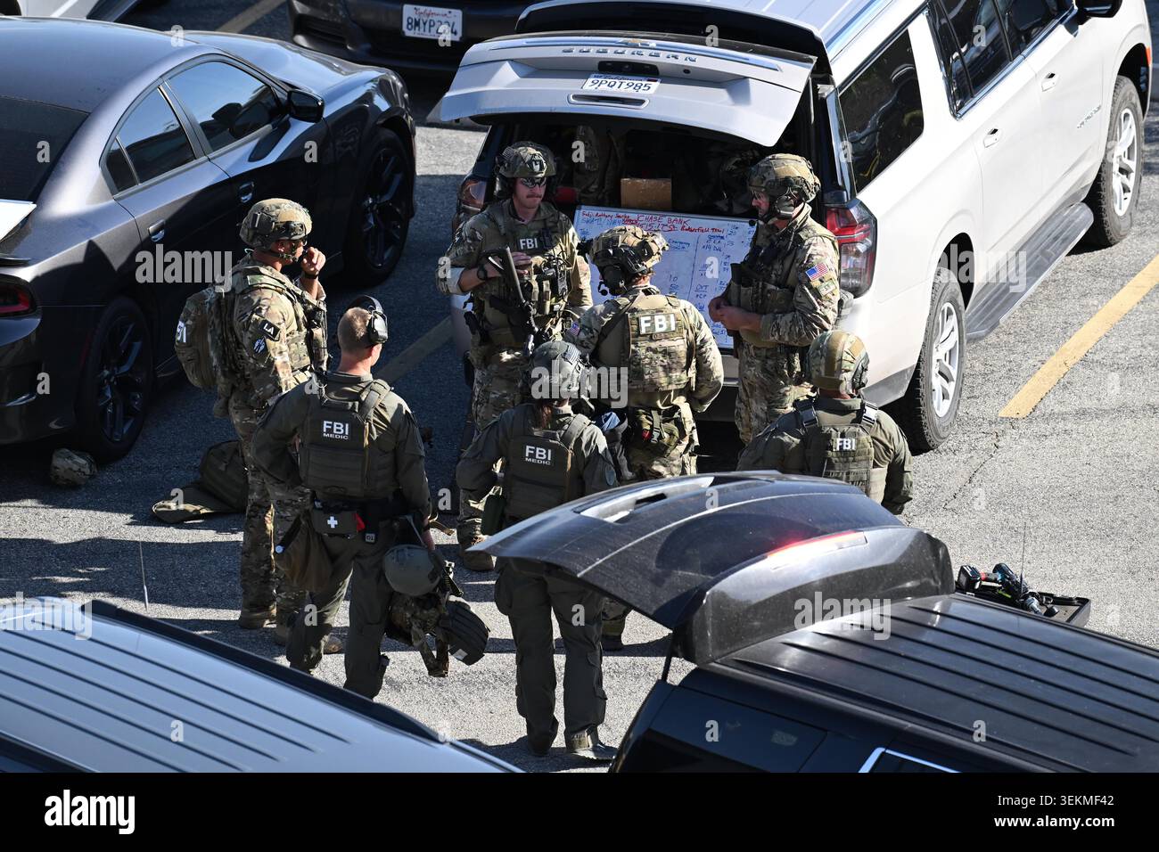 FBI agents respond after a man barricaded himself inside a building ...