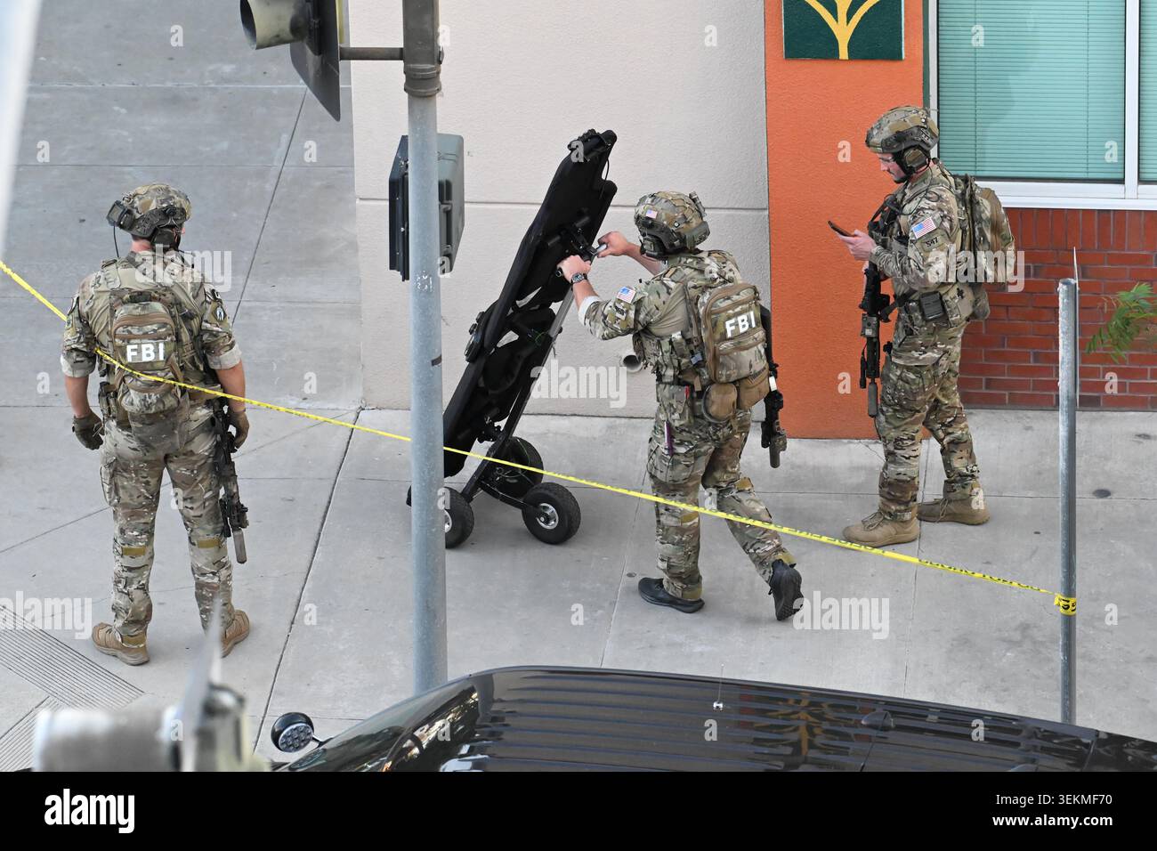 FBI agents respond after a man barricaded himself inside a building ...