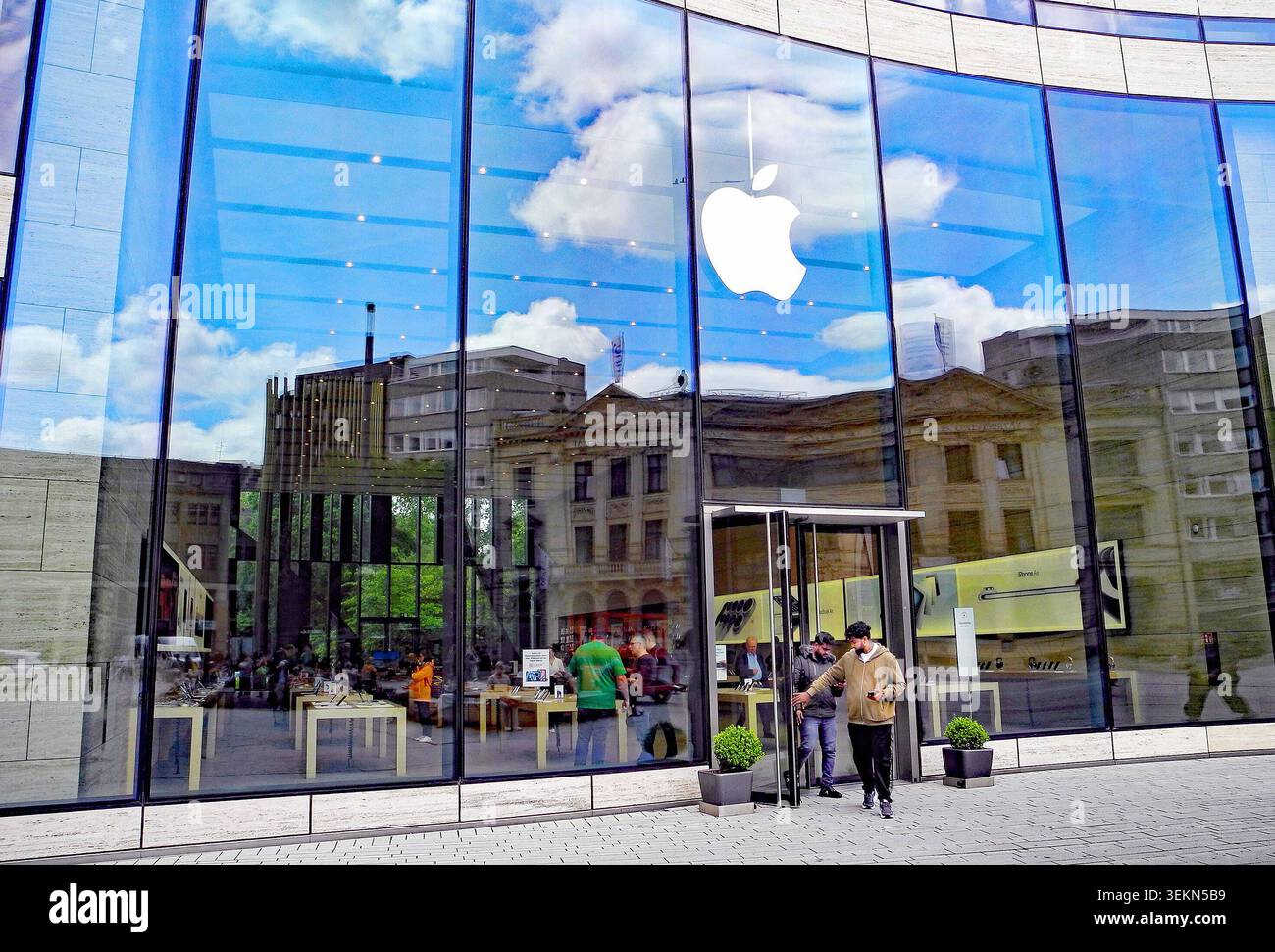 Im Koe-Bogen I residiert ein grosser Apple-Store *** Koe Bogen I is ...