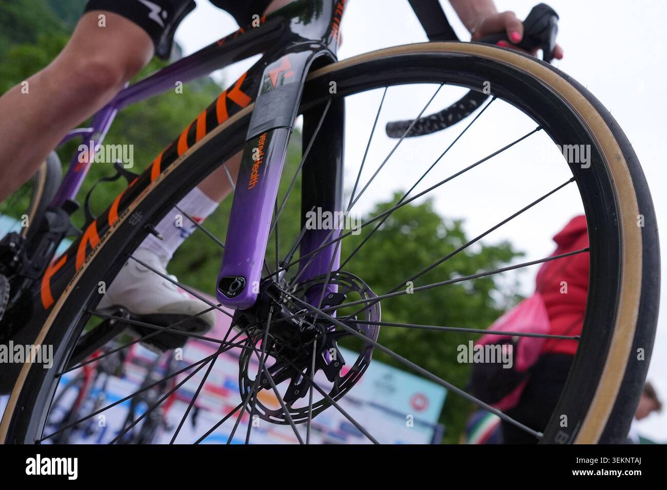 Riders before Stage 5 of the Giro d’Italia Women, from Longarone to ...