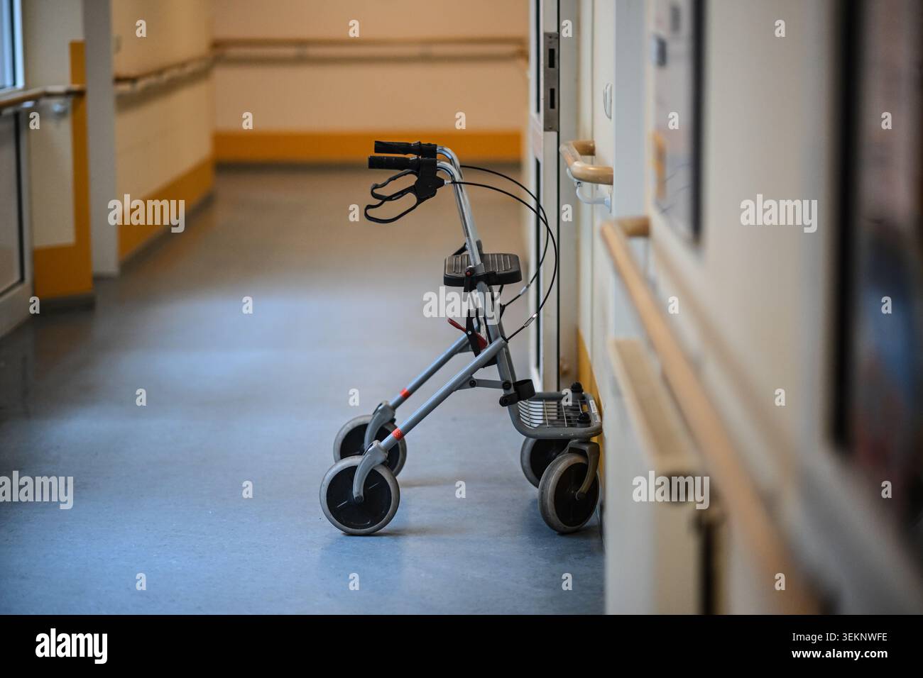 03 June 2026, Brandenburg, Teltow: A walking aid stands in a corridor ...