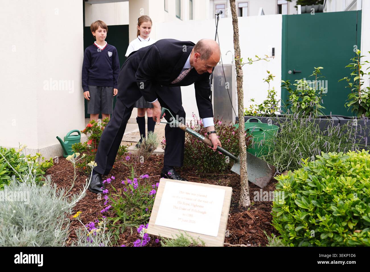 The Duke of Edinburgh planting a tree at Oporto British School in Porto ...