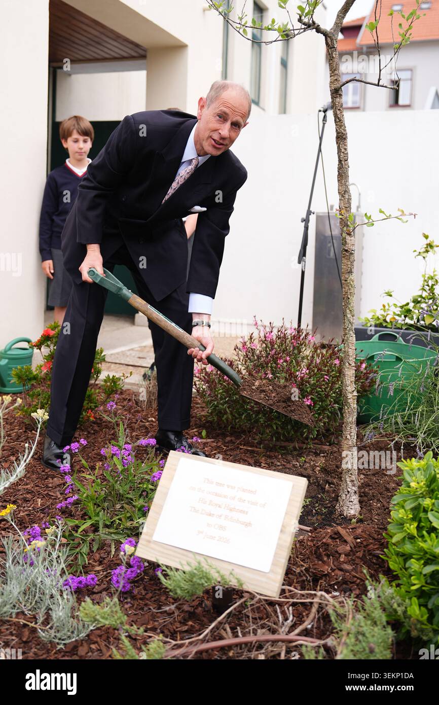 The Duke of Edinburgh planting a tree at Oporto British School in Porto ...