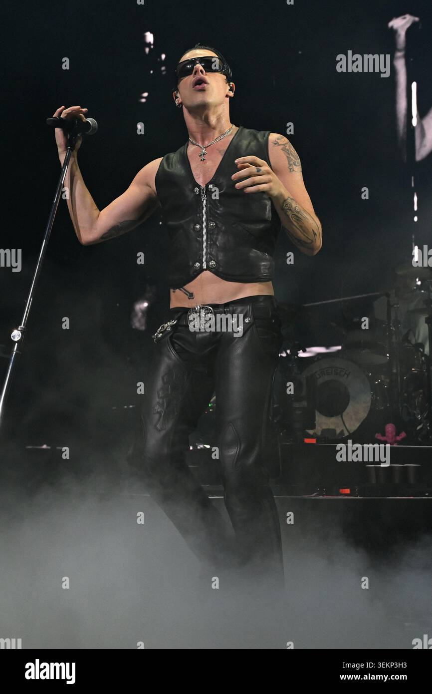 HOLLYWOOD FL - JUNE 02: Yungblud performs during The Idols World Tour ...