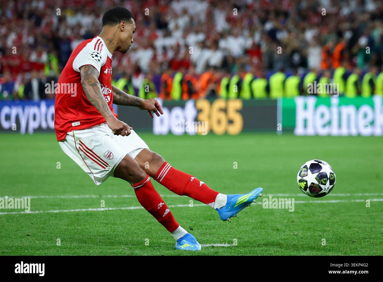Gabriel Magalhaes of Arsenal misses his penalty during the Paris Saint ...